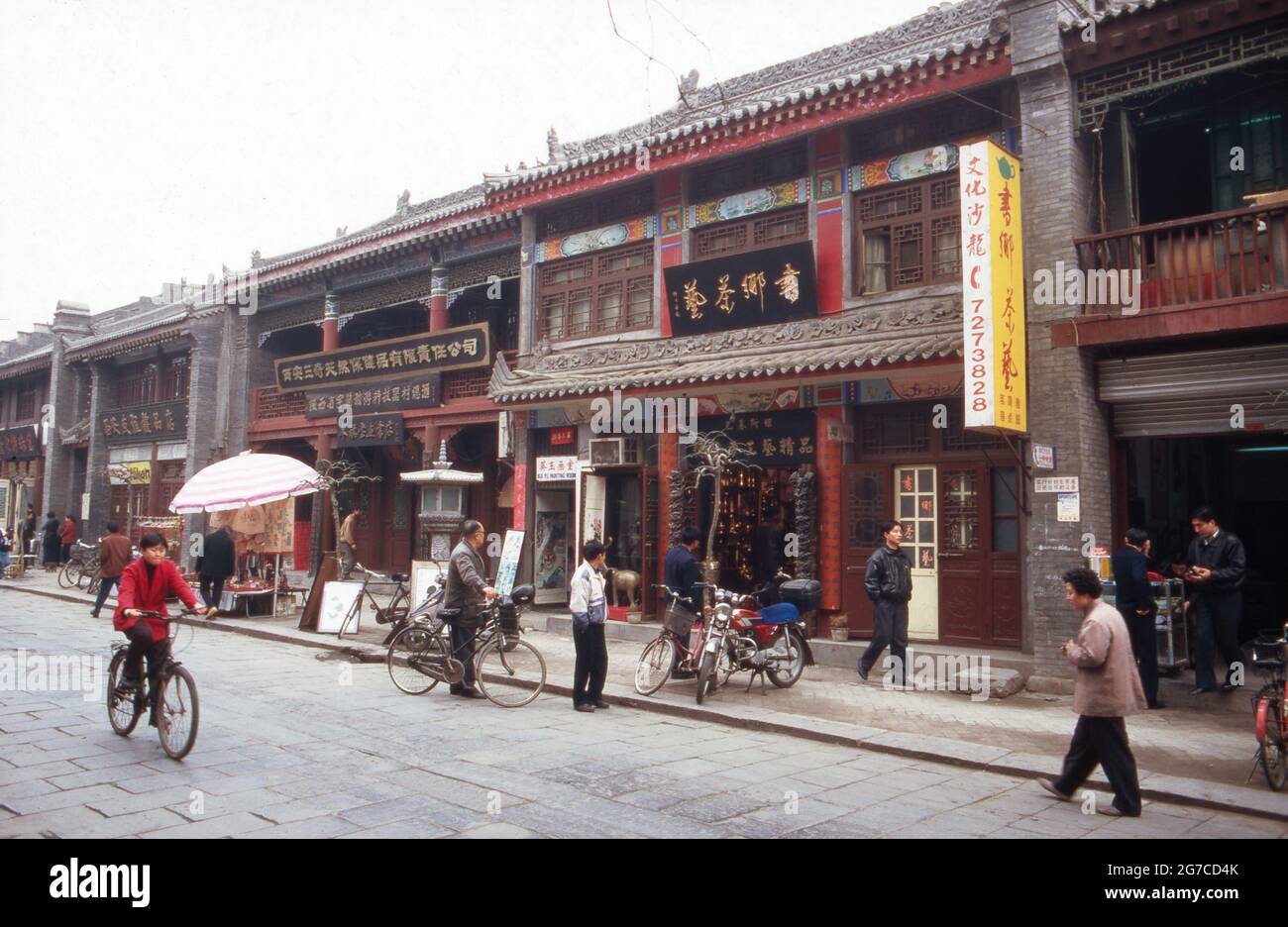 Straßenszene in der Stadt Xian, China 1998. Street scene at the city of ...