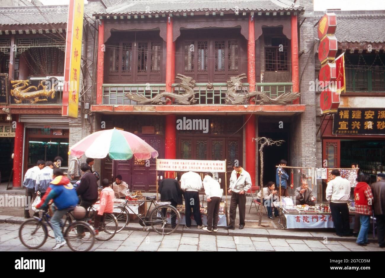 Straßenszene in der Stadt Xian, China 1998. Street scene at the city of ...