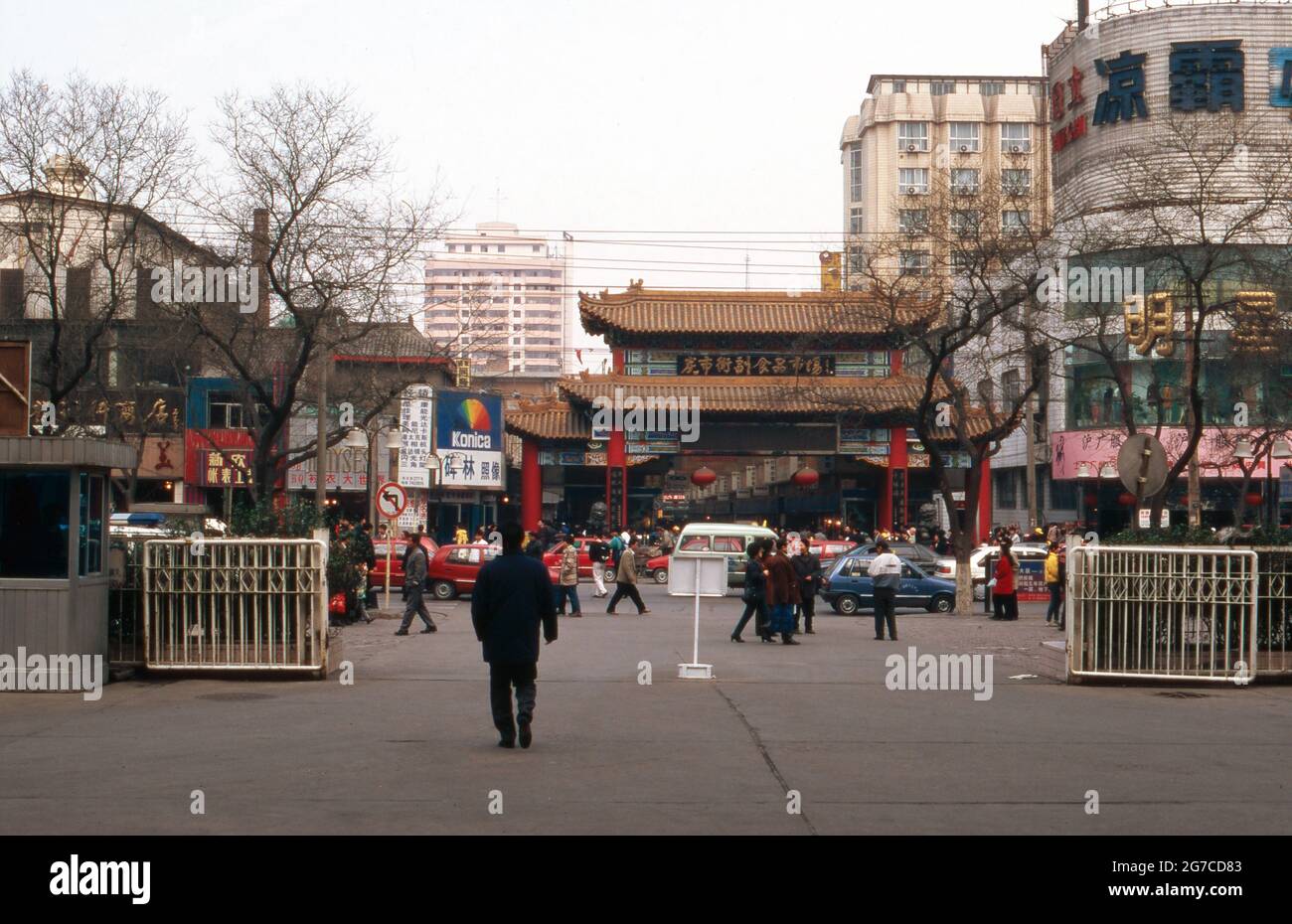 Passanten unterwegs in der Innenstadt von Shanghai, China 1998. People ...