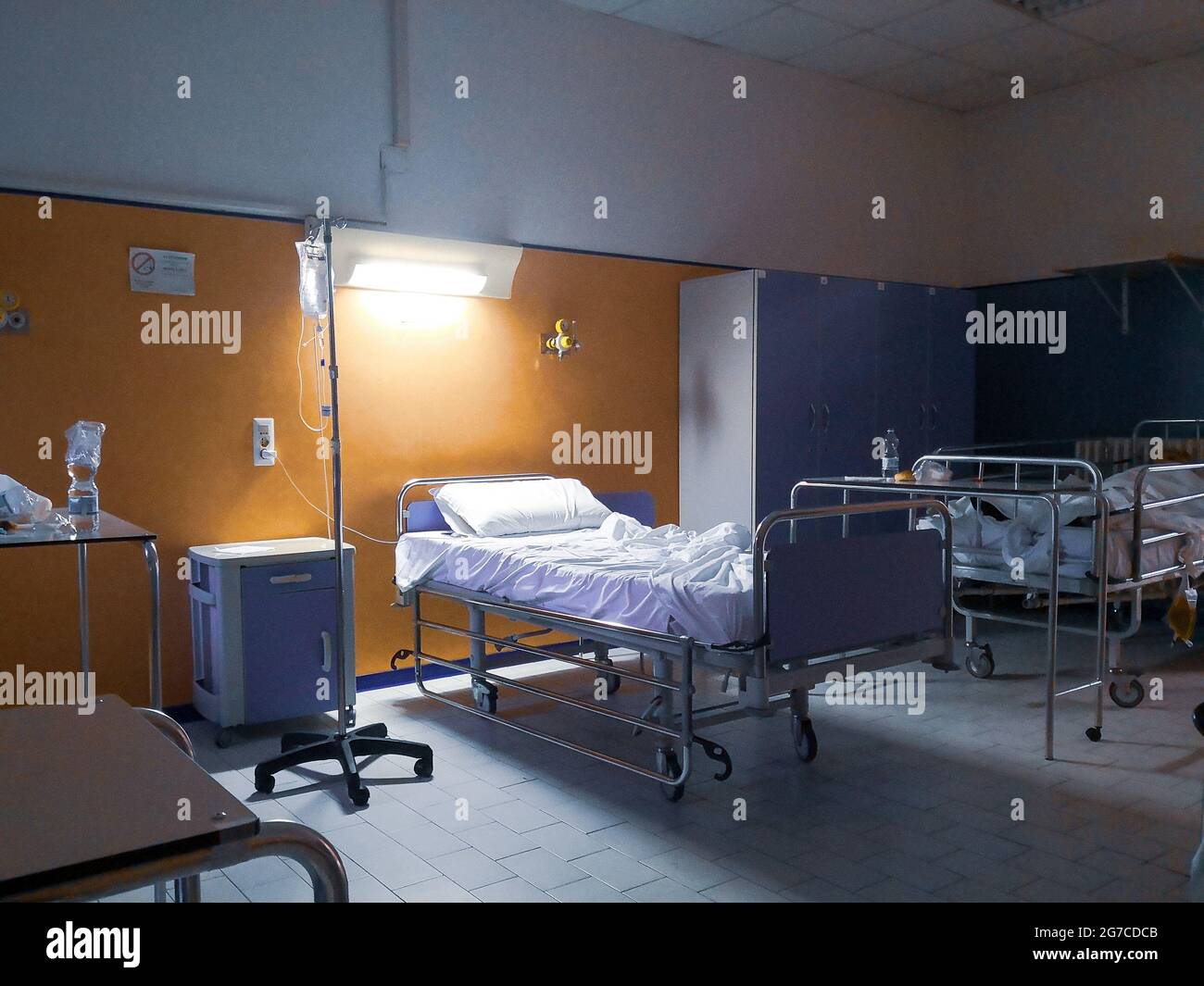 Healthcare empty hospital bed hi-res stock photography and images - Alamy