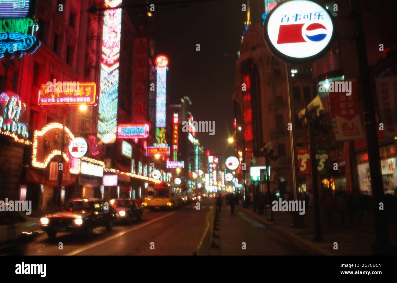 Neonreklame am Bund in Shanghai bei Nacht, China 1998. Neon lights in ...