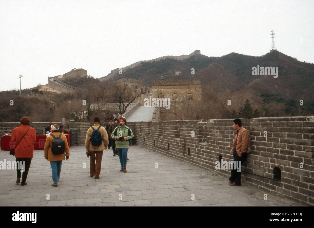 Touristen an und auf der Chinesischen Mauer, China 1998. Tourists on ...