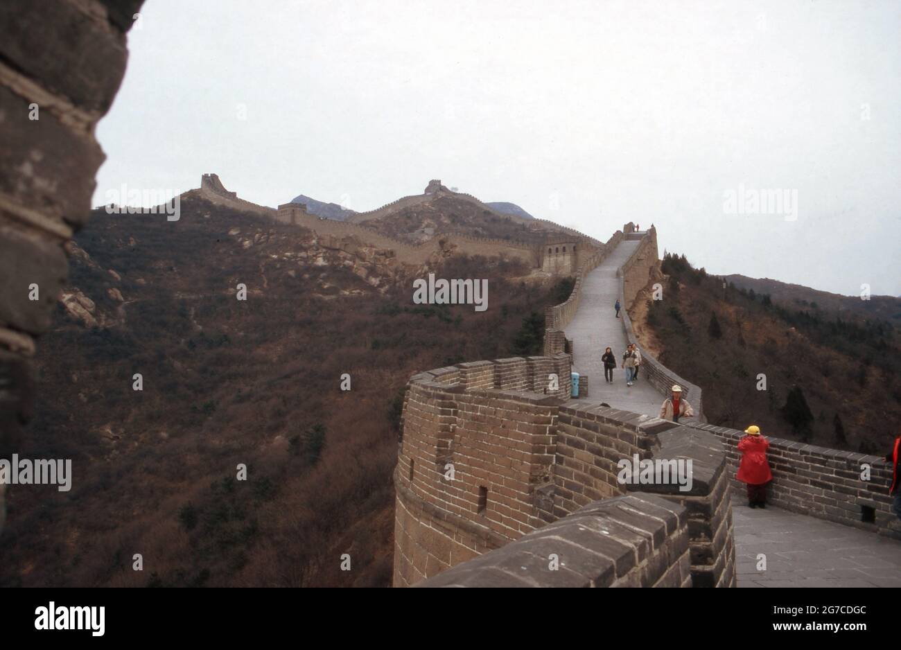 Touristen an und auf der Chinesischen Mauer, China 1998. Tourists on ...