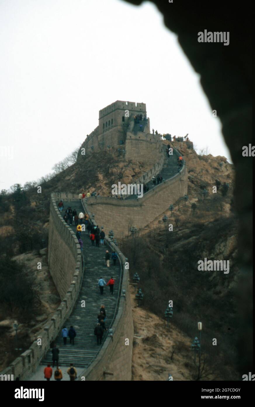 Touristen an und auf der Chinesischen Mauer, China 1998. Tourists on ...