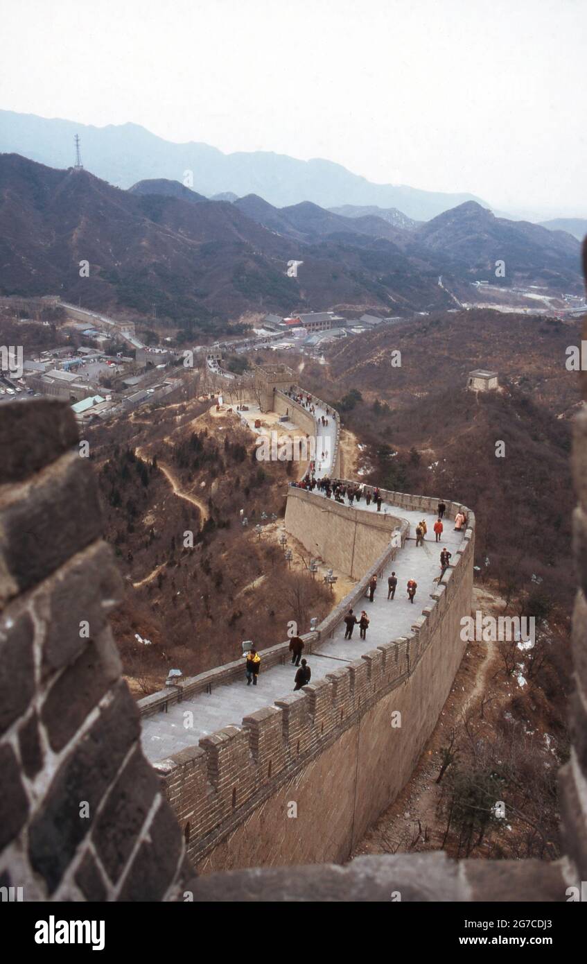 Touristen an und auf der Chinesischen Mauer, China 1998. Tourists on ...