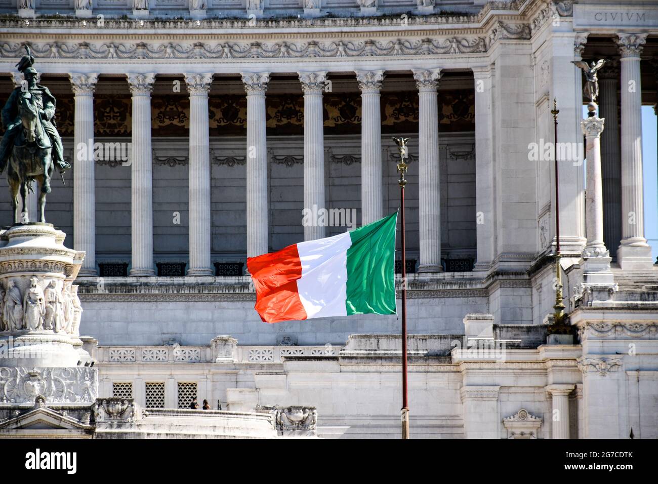 Italian flag at Vittoriano monument in Rome Stock Photo - Alamy