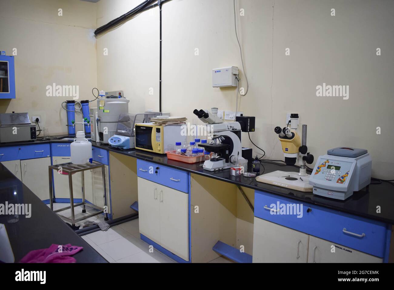 lab equipment in the science lab Stock Photo - Alamy