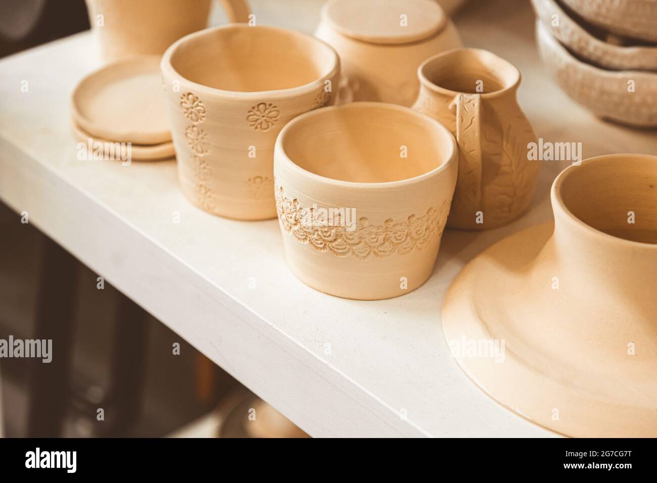 Making clay vase products hi-res stock photography and images - Alamy