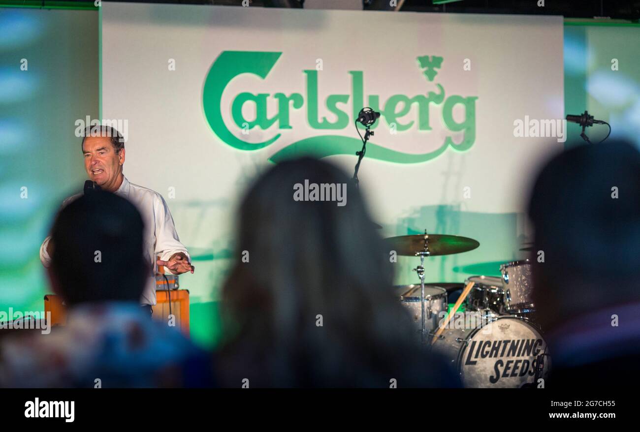 Jeff Stelling interviews former Liverpool players John Barnes and Phil ...