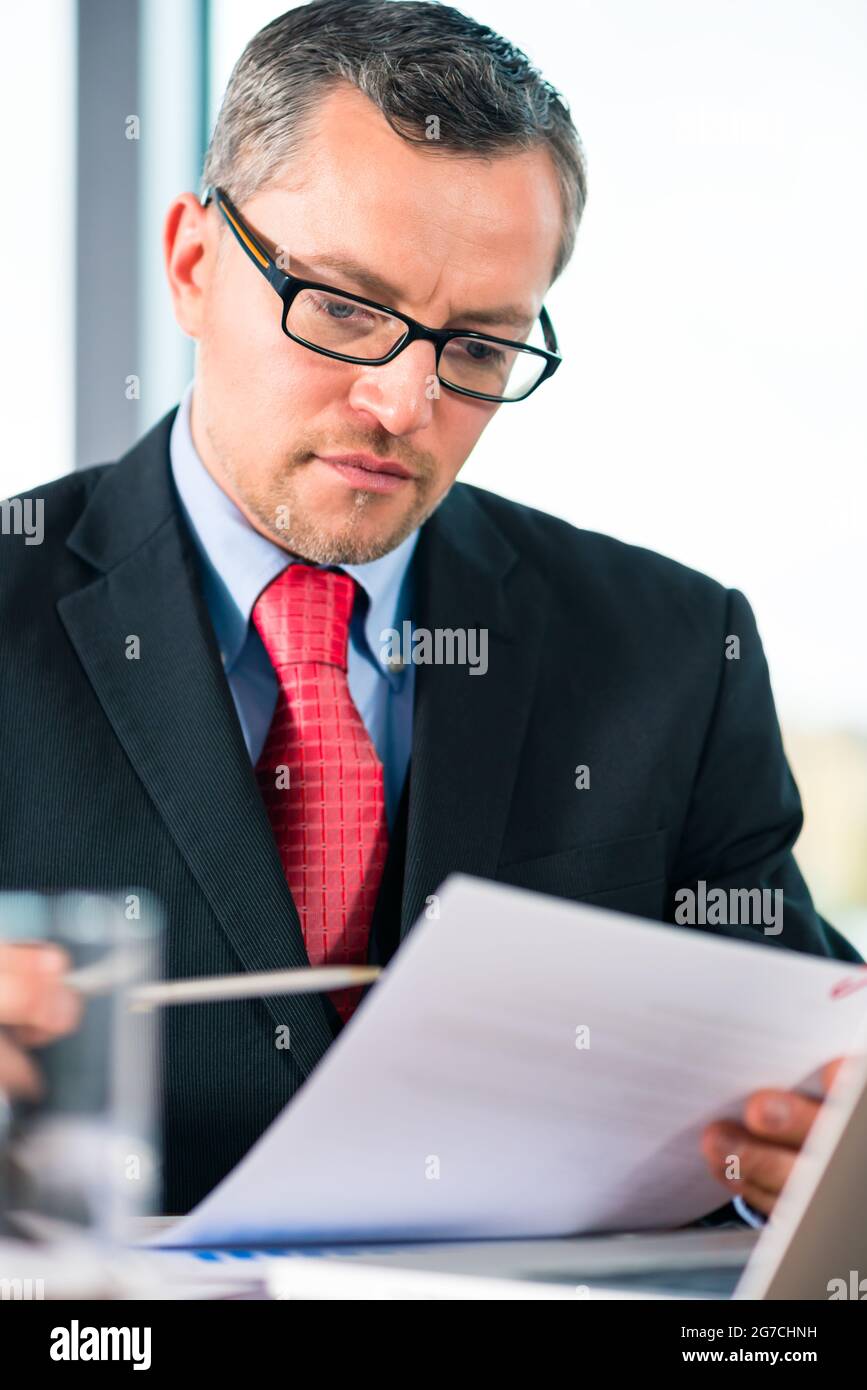 Experienced businessman hi-res stock photography and images - Alamy