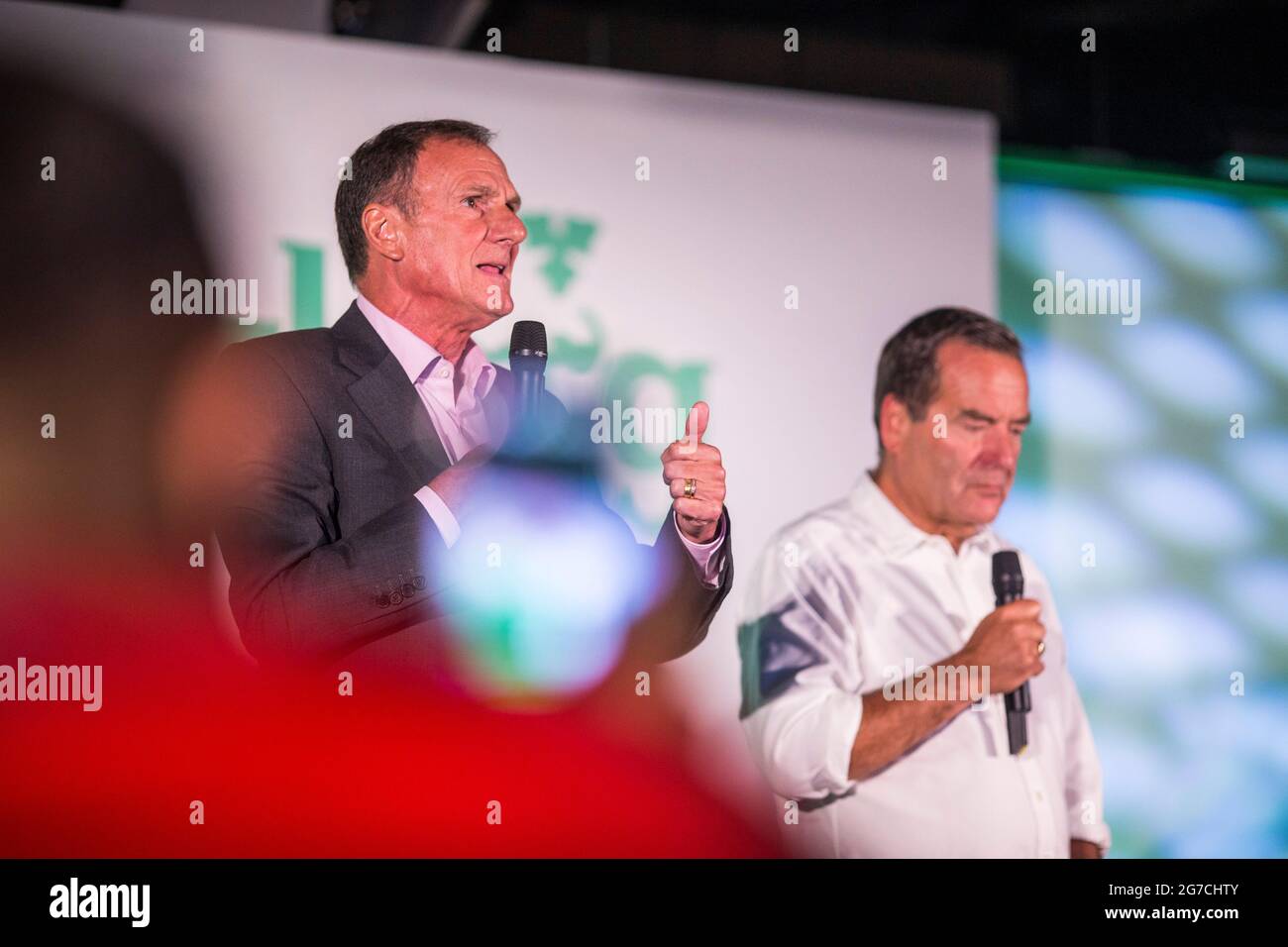 Jeff Stelling interviews former Liverpool players John Barnes and Phil ...