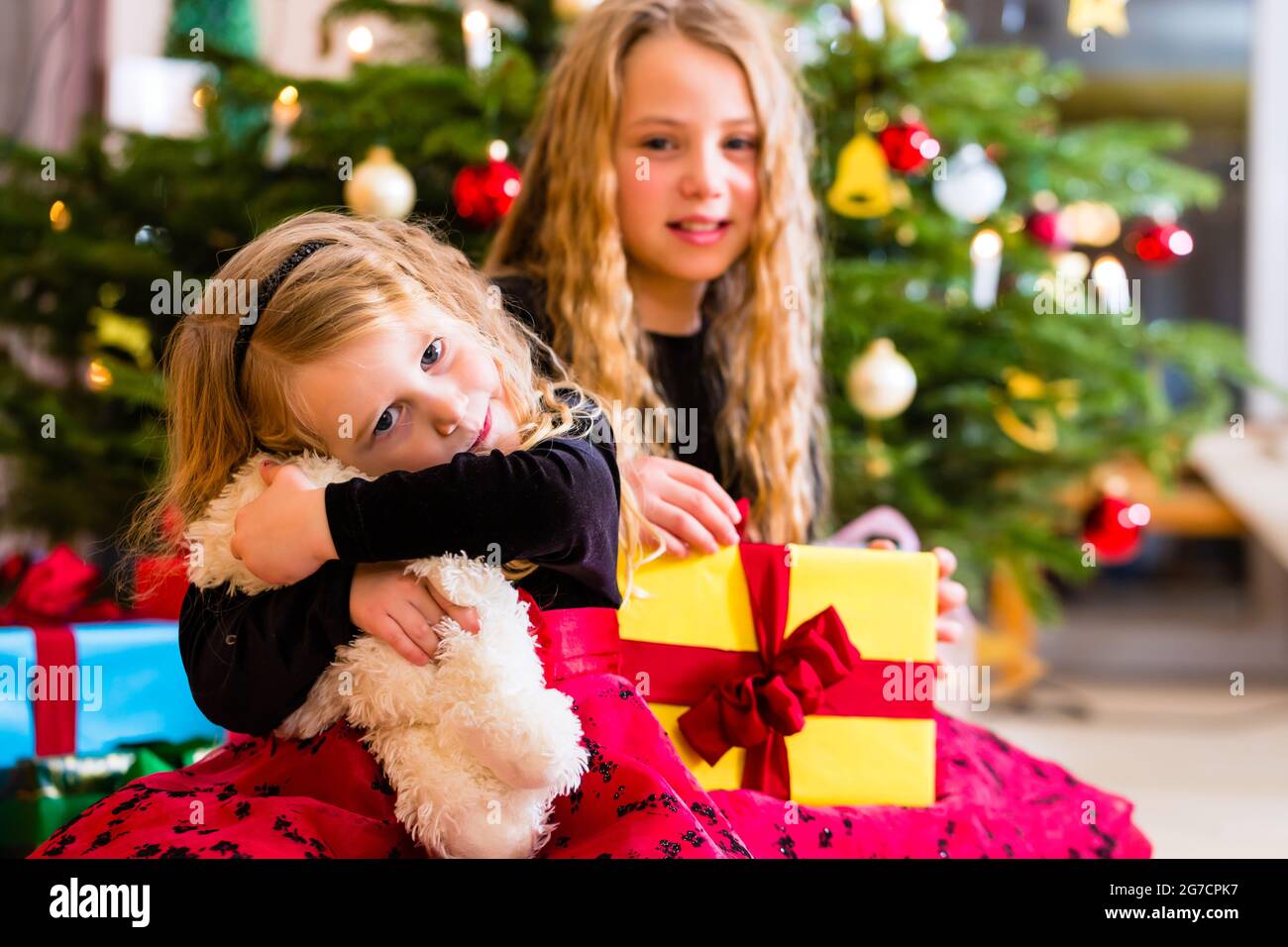 Children receiving gifts hi-res stock photography and images - Alamy