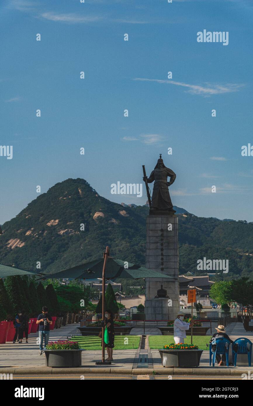 Vertical shot of the Admiral Yi Sun-Shin Statue in Gwanghwamun, Seoul ...