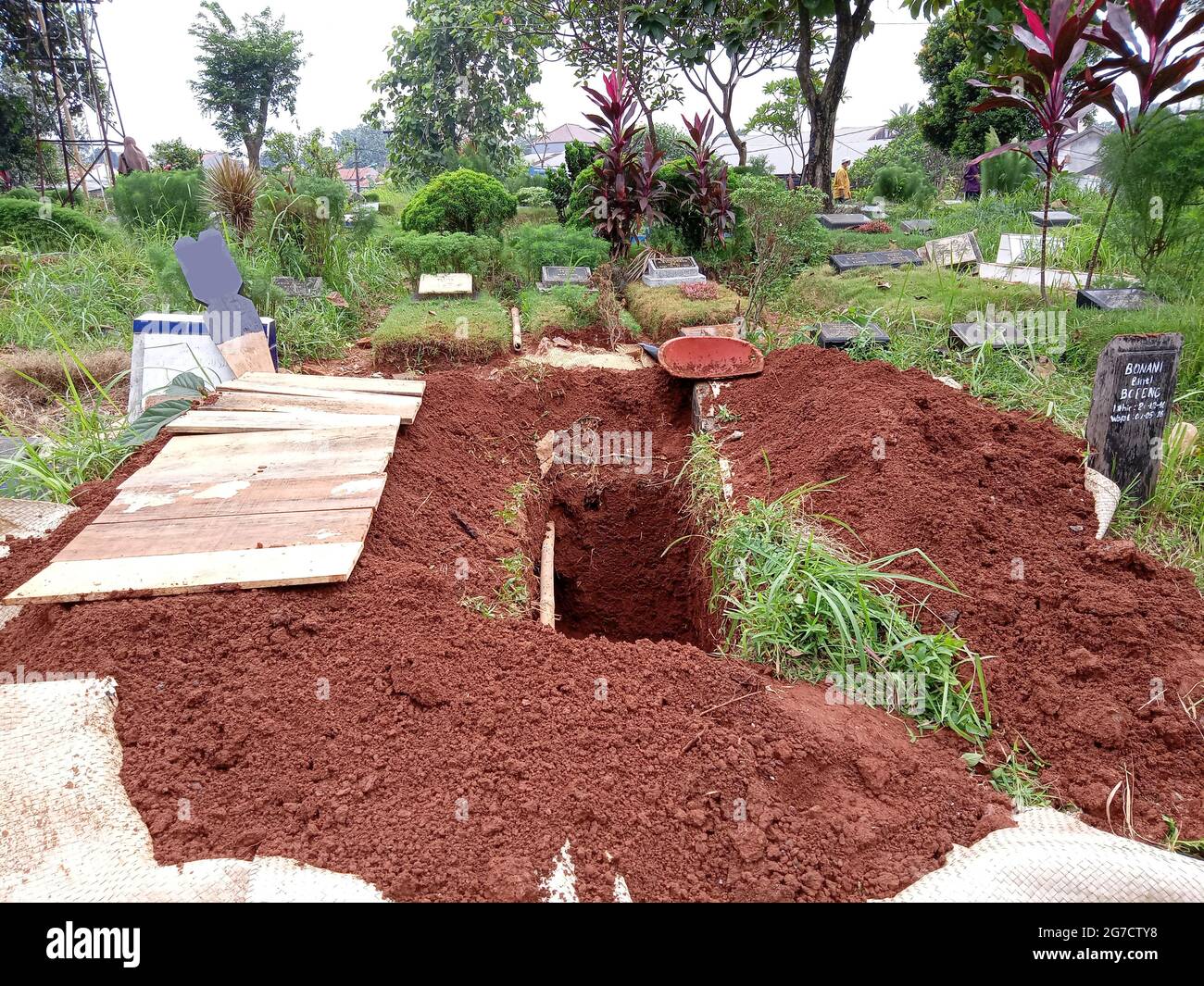Grave hole hi-res stock photography and images - Alamy