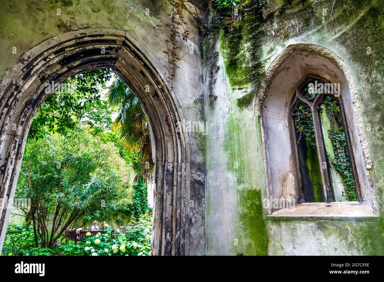 Gothic arched windows hi-res stock photography and images - Alamy