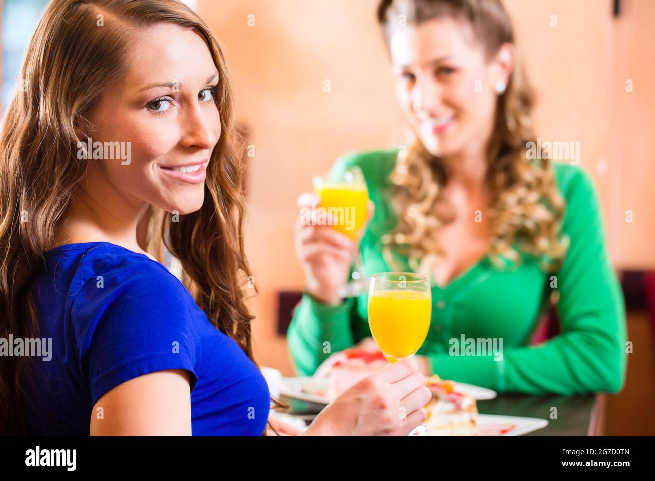 Friends eating chocolate cake hi-res stock photography and images - Alamy