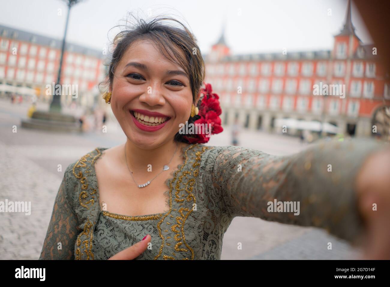 Balinese woman with mobile phone hi-res stock photography and images ...
