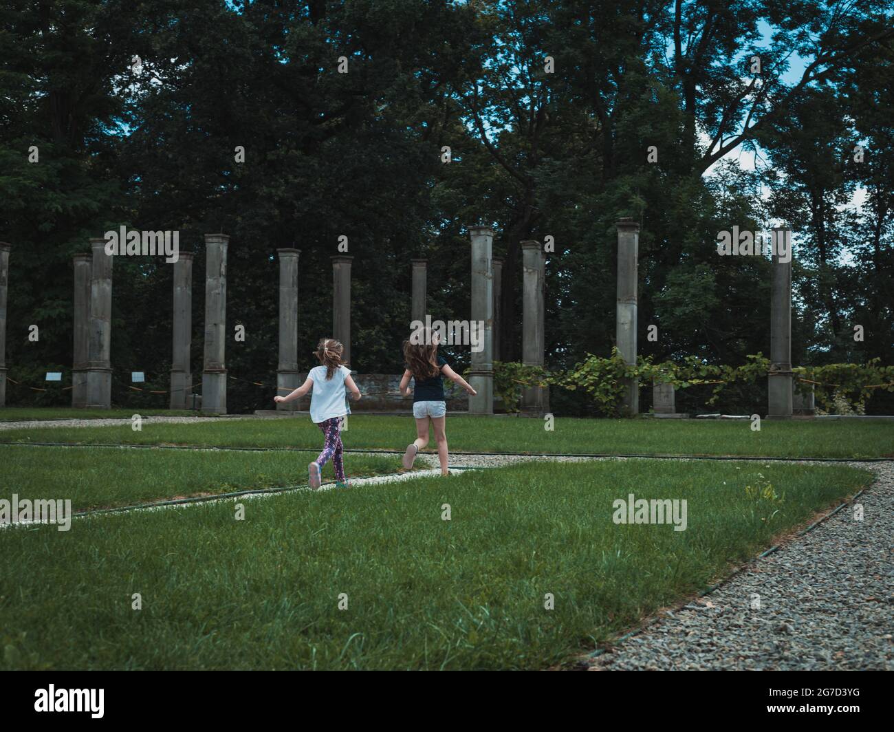 Children playing together in tree hi-res stock photography and images ...