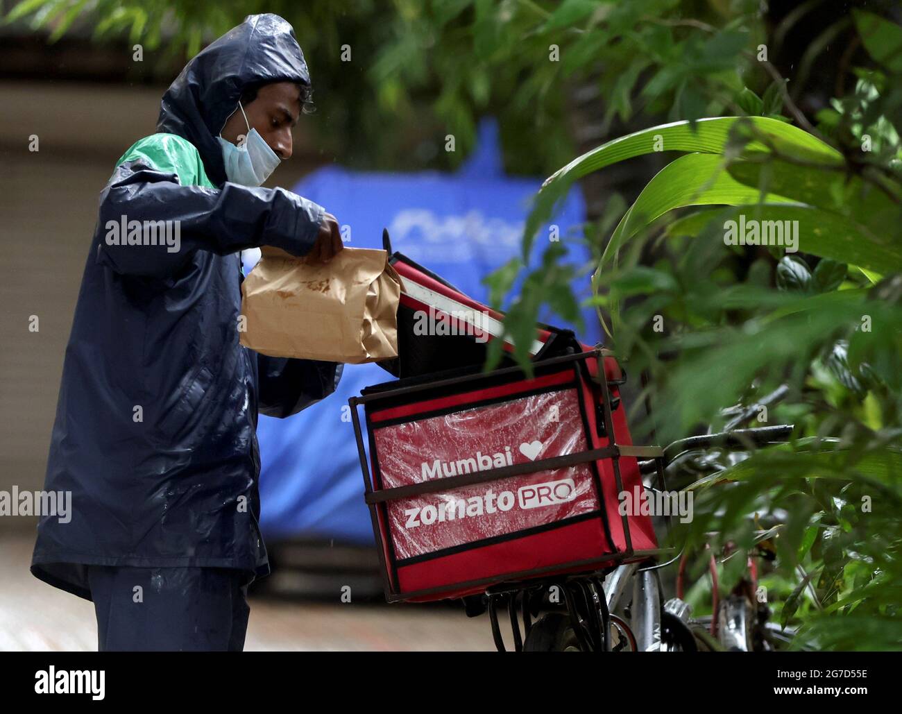 Zomato delivery hi-res stock photography and images - Alamy