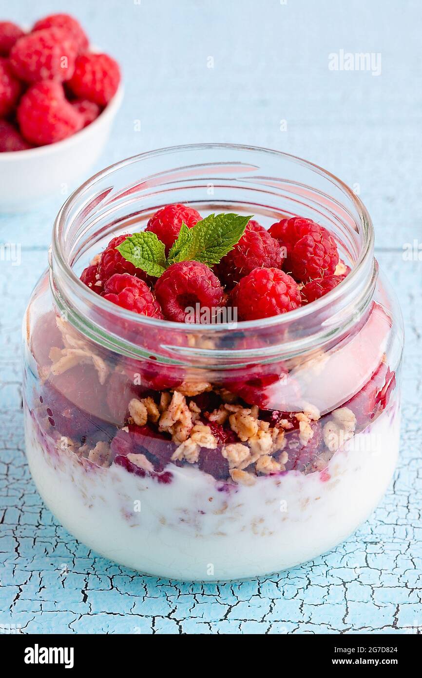 Healthy breakfast. Granola / muesli yoghurt and fruit served in glass ...