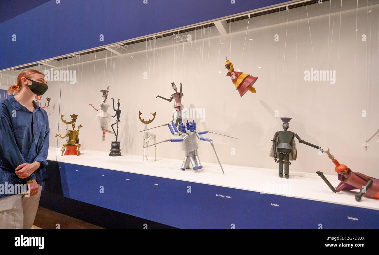 King stag string puppets hi-res stock photography and images - Alamy