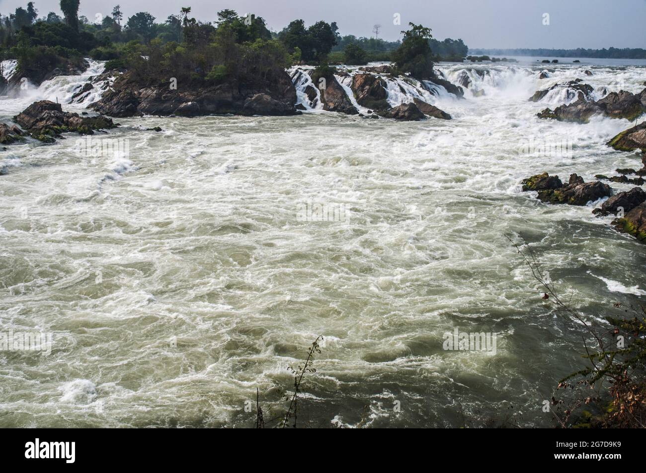 Li Phi Falls on the Mekong, Siphandon (Four Thousand Islands), near the ...