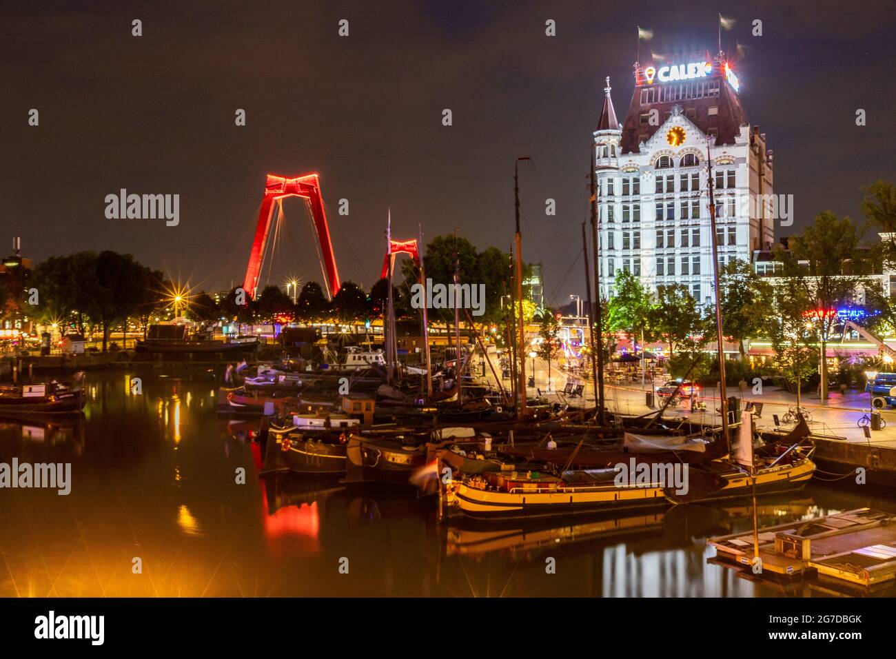 Nightview of the Oude Haven in Rotterdam with het witte huis and Cube ...