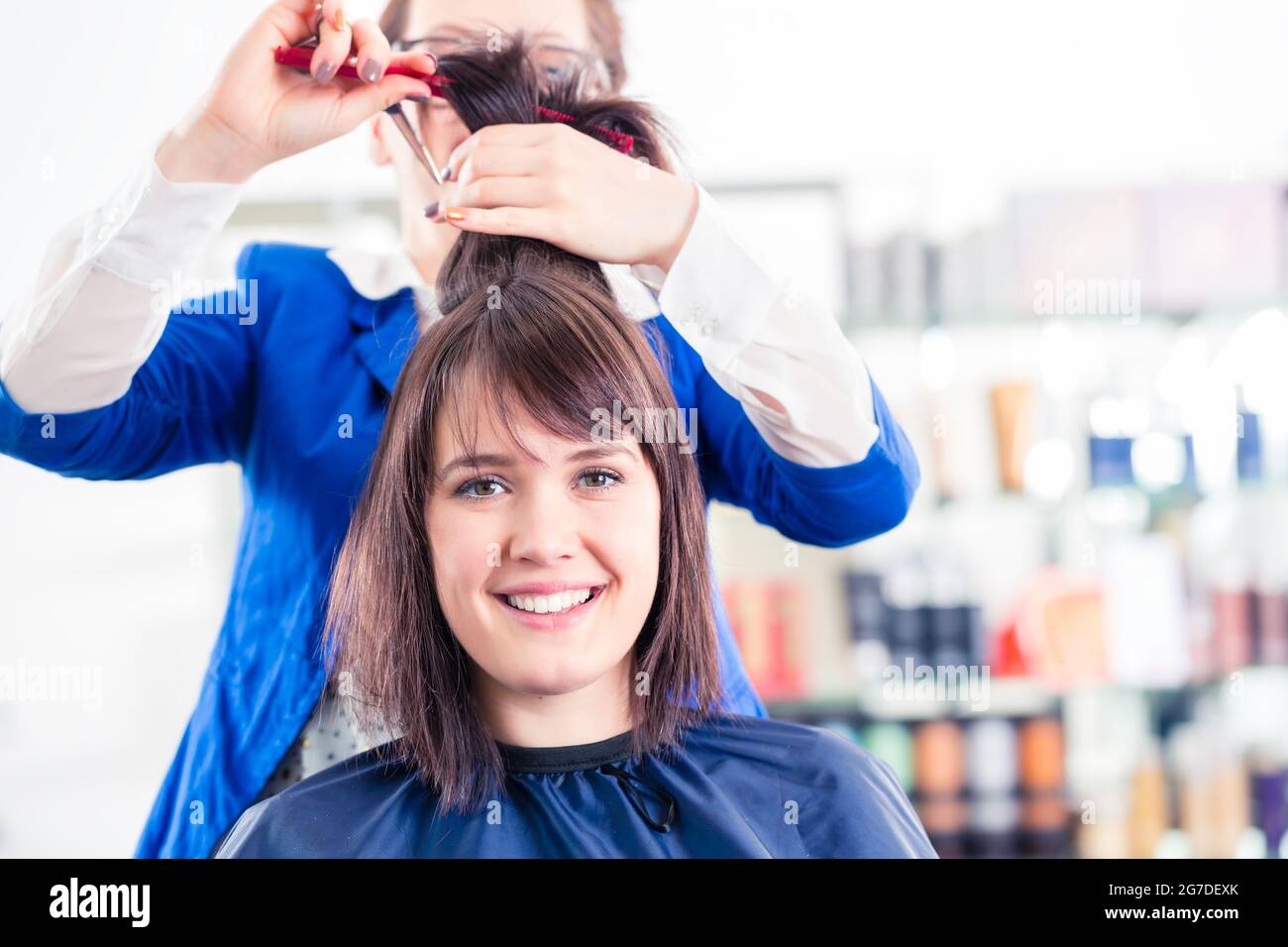 Female coiffeur cutting women hair in hairdresser shop Stock Photo - Alamy