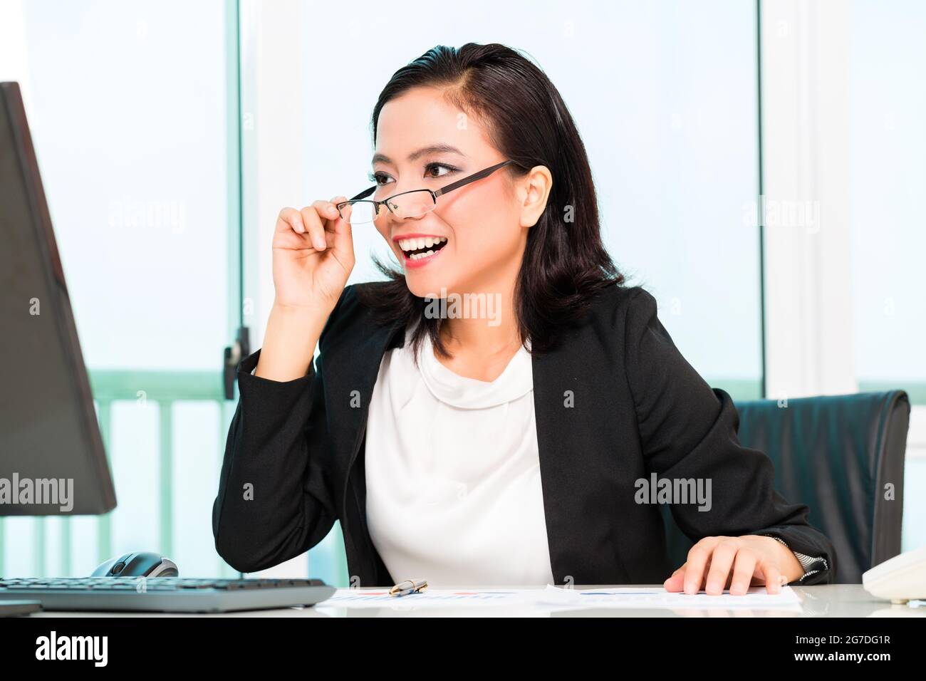 Chinese business woman hi-res stock photography and images - Alamy
