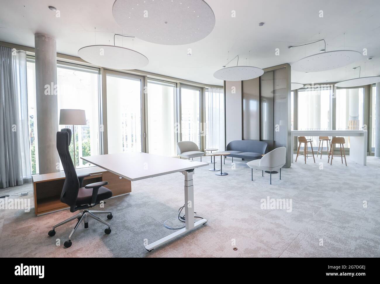 L shaped building hi-res stock photography and images - Alamy