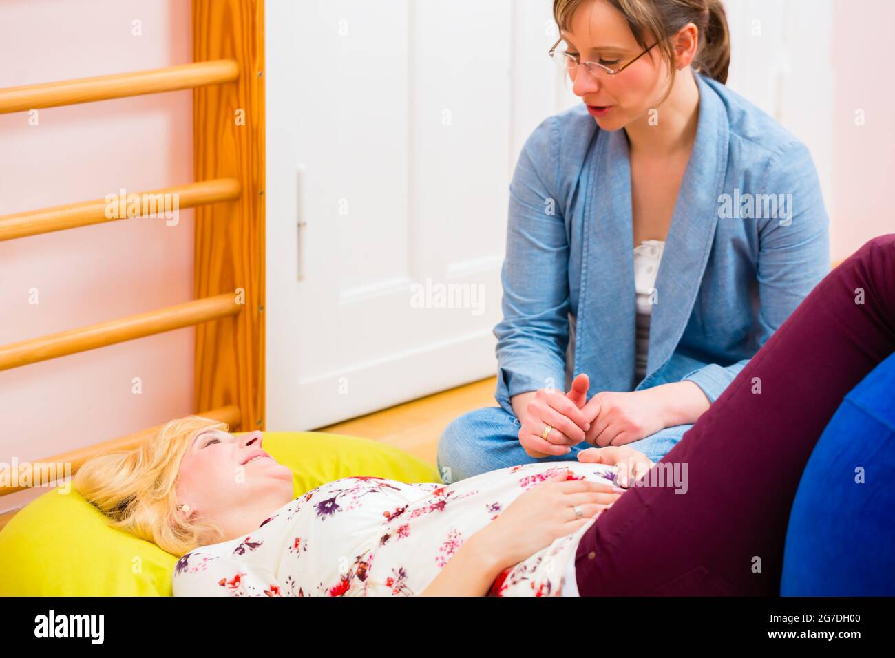 Woman giving birth midwife in hi-res stock photography and images - Alamy