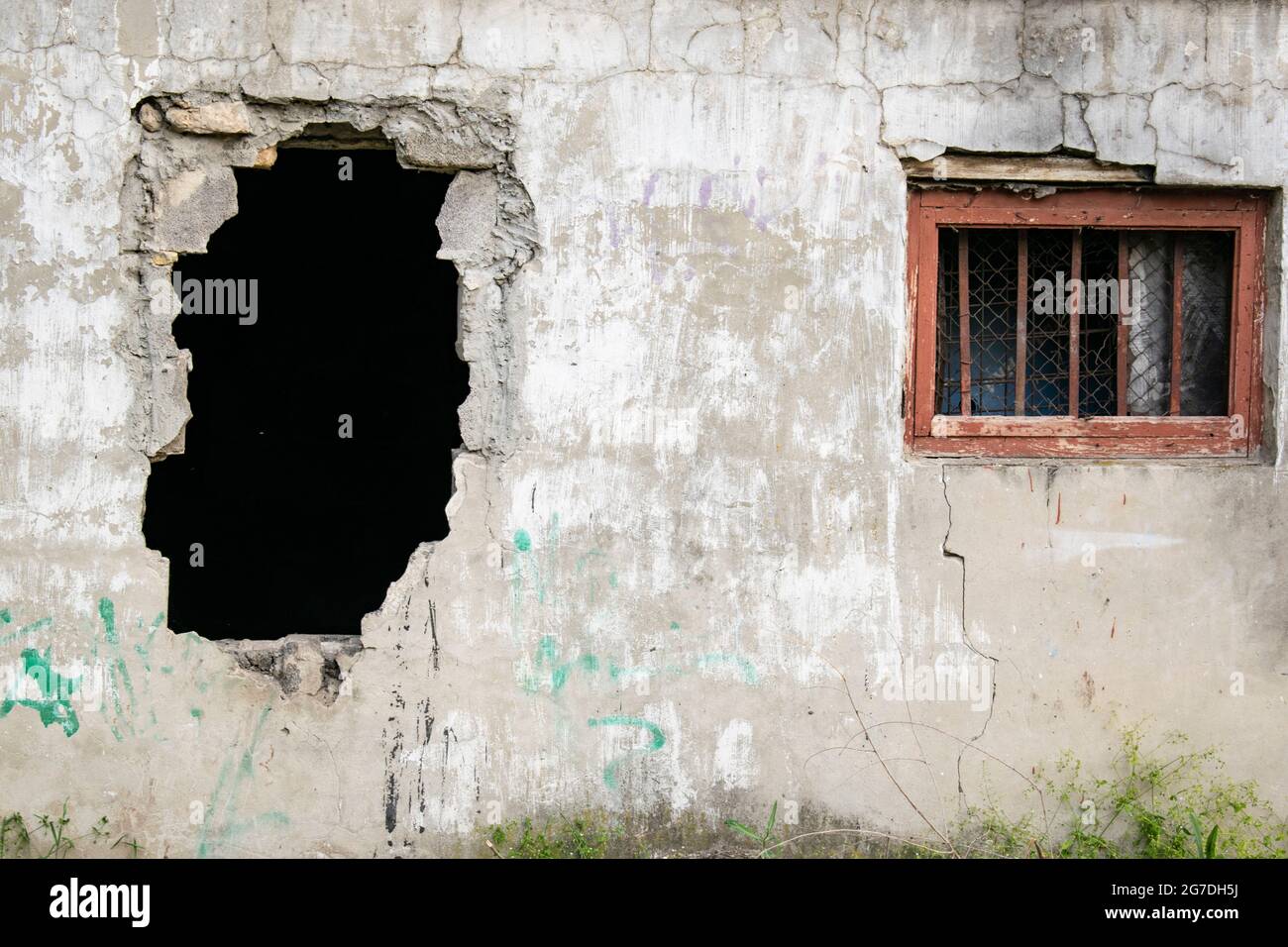 Hole in the wall of an old building Stock Photo - Alamy