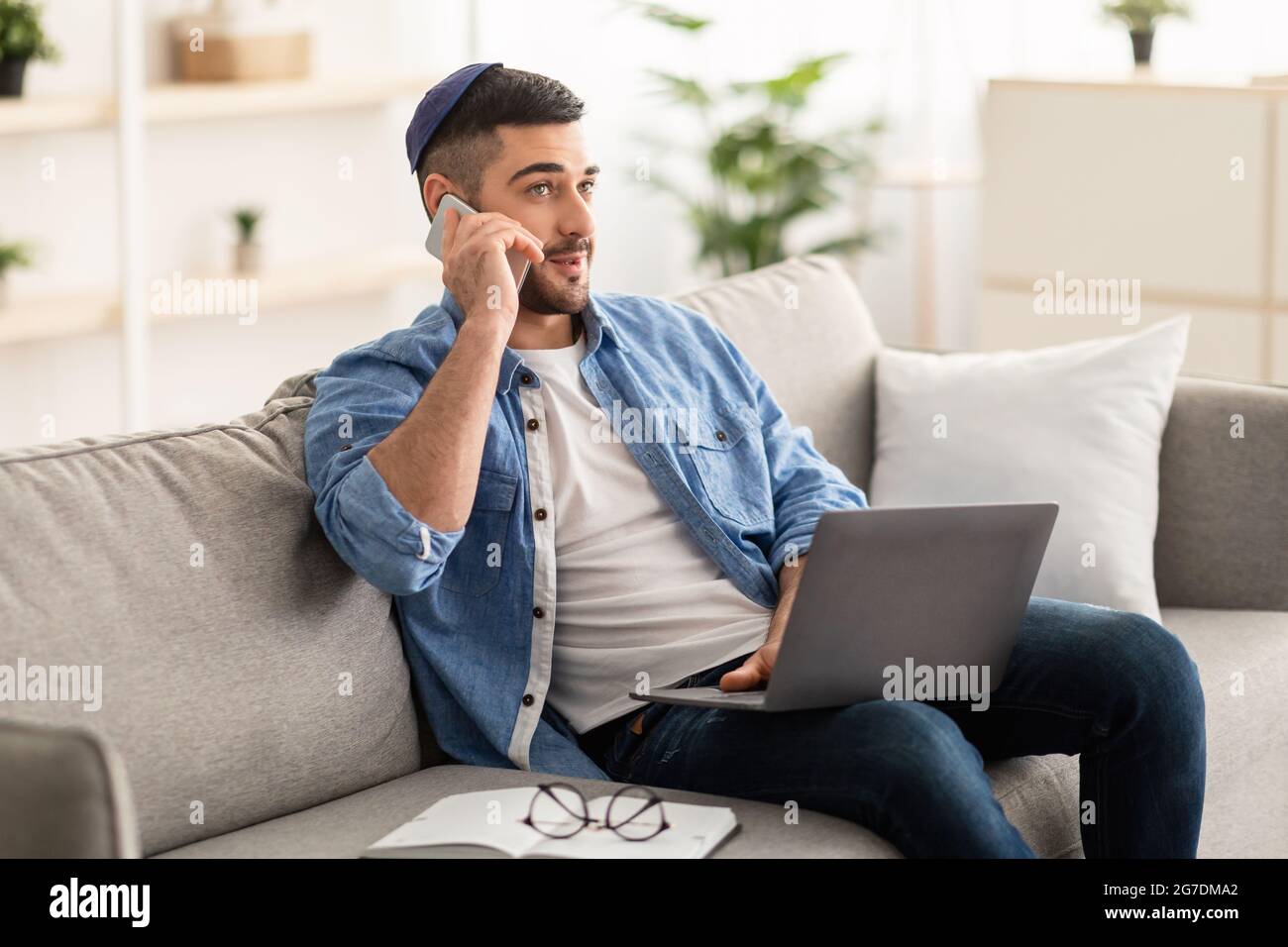 Portrait of israeli man talking on phone using pc Stock Photo - Alamy