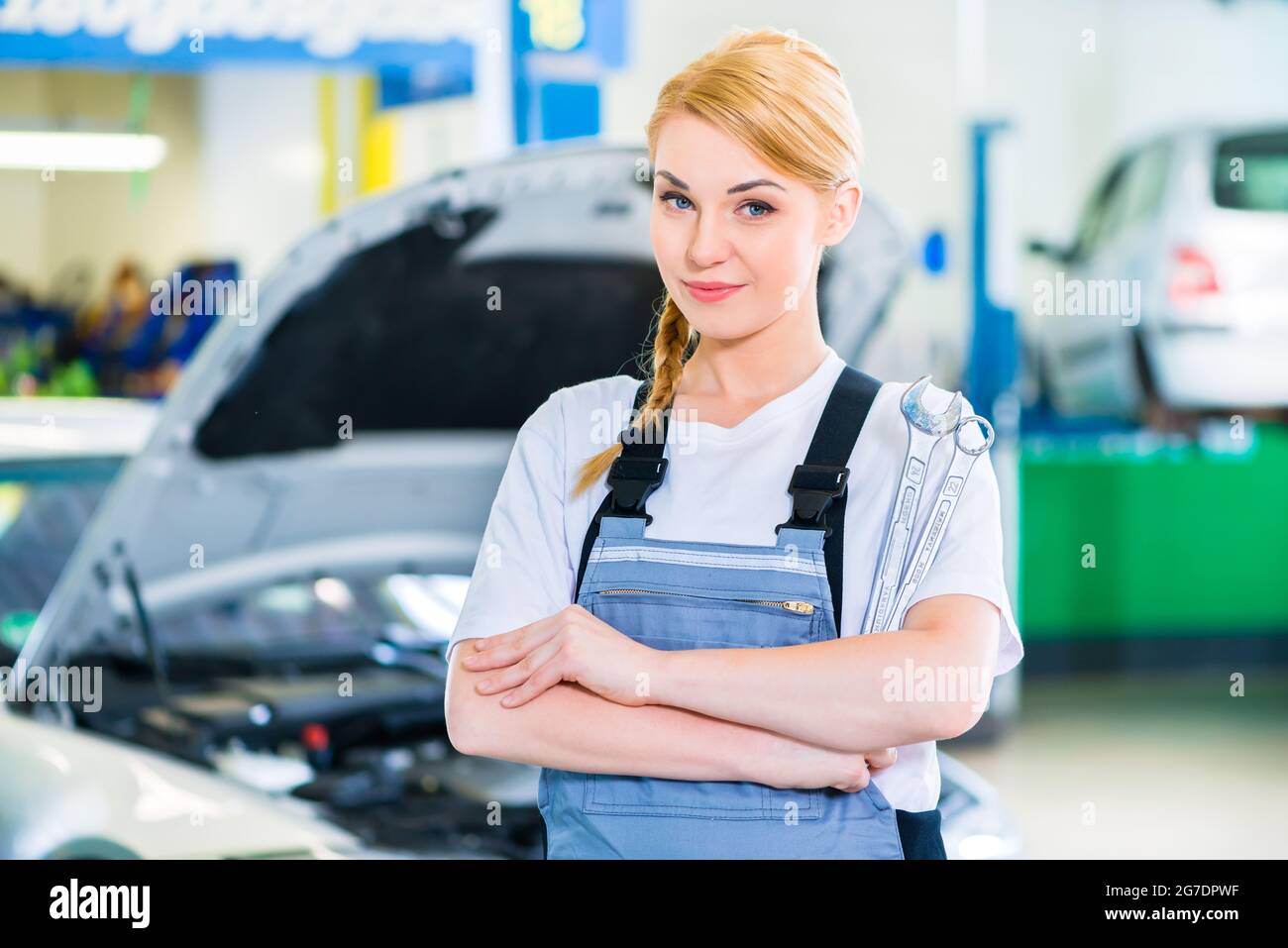 Female auto mechanic working in car workshop Stock Photo - Alamy