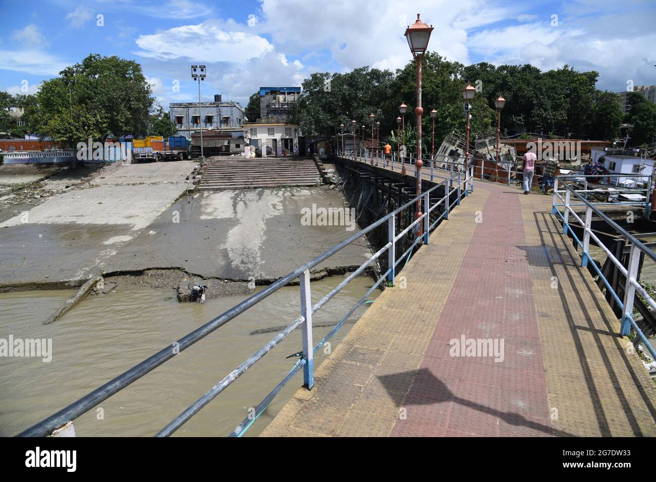 Howrah jetty hi-res stock photography and images - Alamy