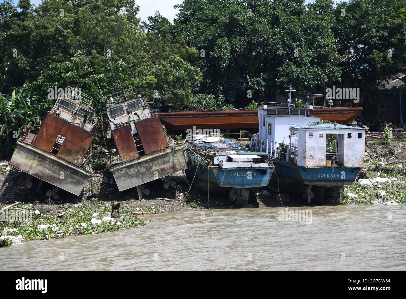 Shipyard near Shibpur ferry ghat on the Ganges. Howrah, India Stock ...