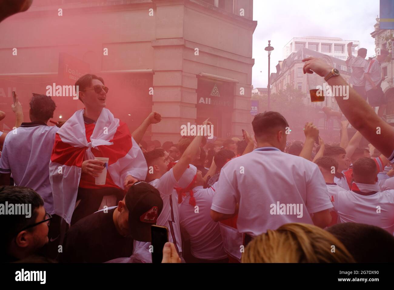 Euros 2020 england fans hi-res stock photography and images - Alamy