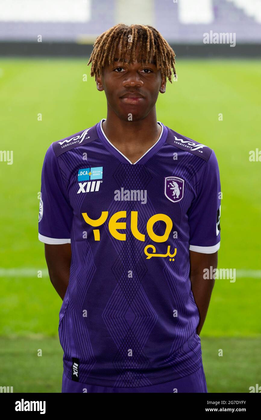 Beerschot's David Mukuna poses for the photographer, at the 2021-2022 ...