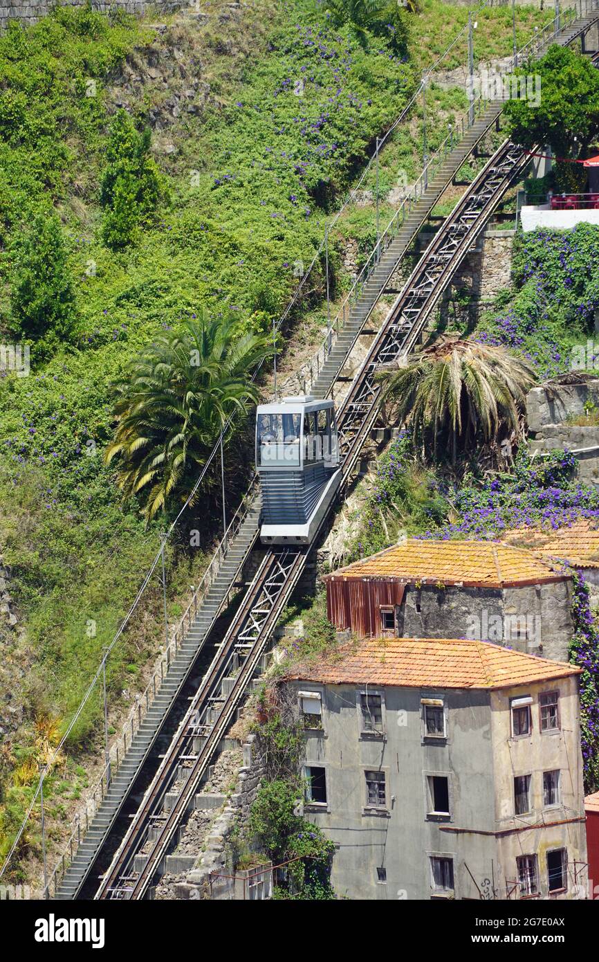 Funicular dos guindais oporto porto hi-res stock photography and images ...