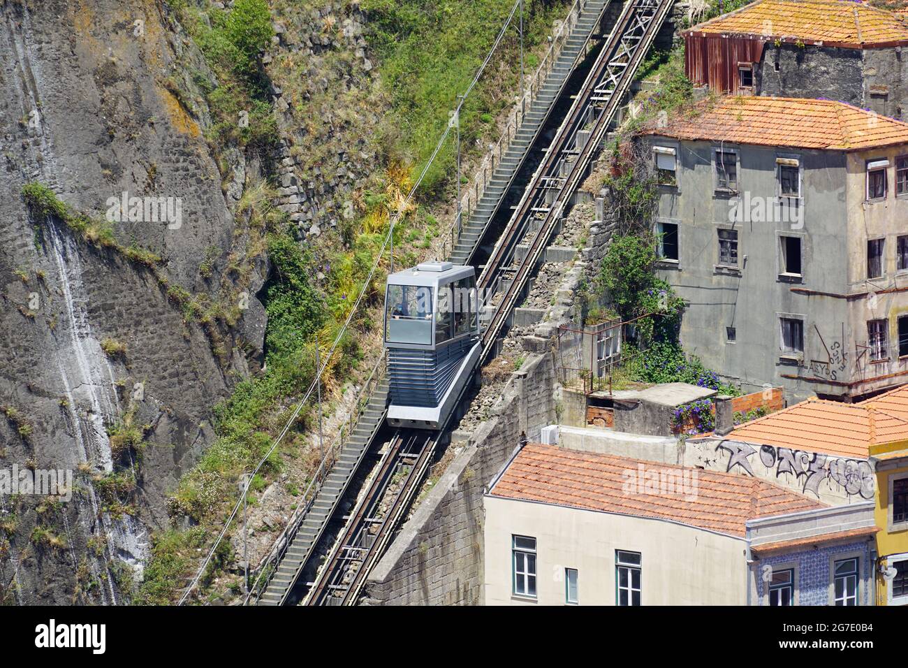 Funicular dos guindais oporto portugal hi-res stock photography and ...