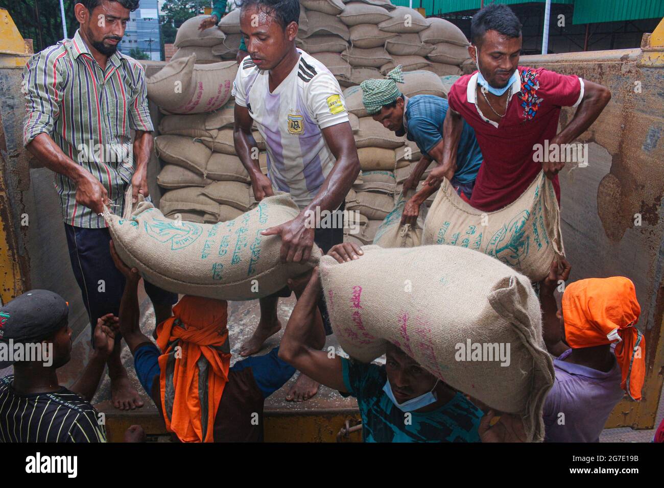 Poor families bangladesh hi-res stock photography and images - Alamy