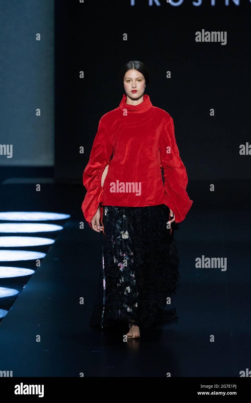 Roma - Models catwalk in Cinecittà Studios for AltaRoma 2021 Stock ...