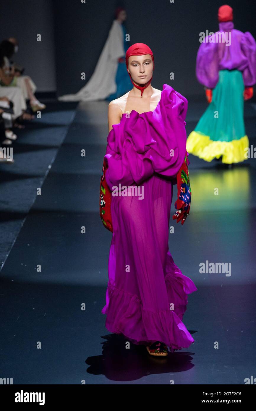 Roma - Models catwalk in Cinecittà Studios for AltaRoma 2021 Stock ...