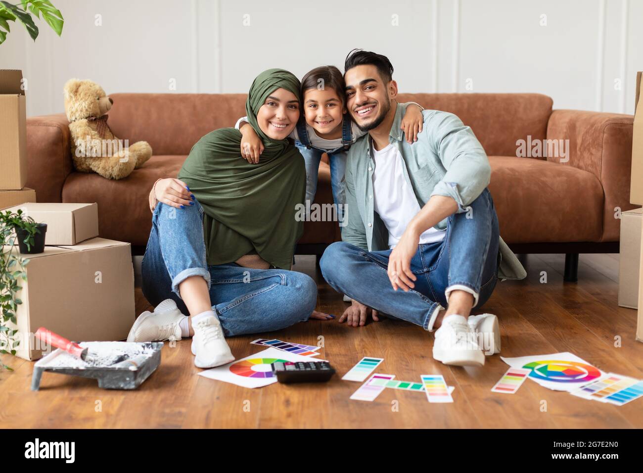 Happy muslim family doing repair in new house Stock Photo - Alamy
