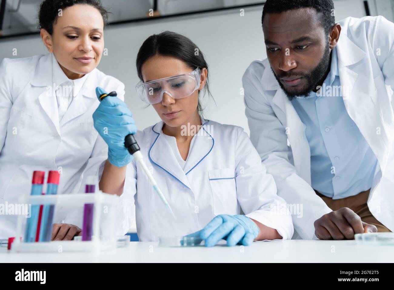 African american scientists hi-res stock photography and images - Alamy