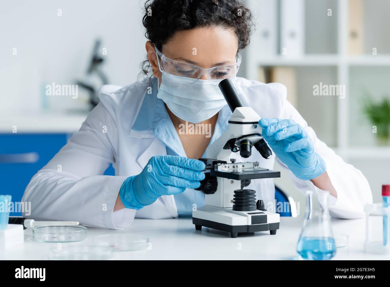 Black woman looking through microscope hi-res stock photography and ...