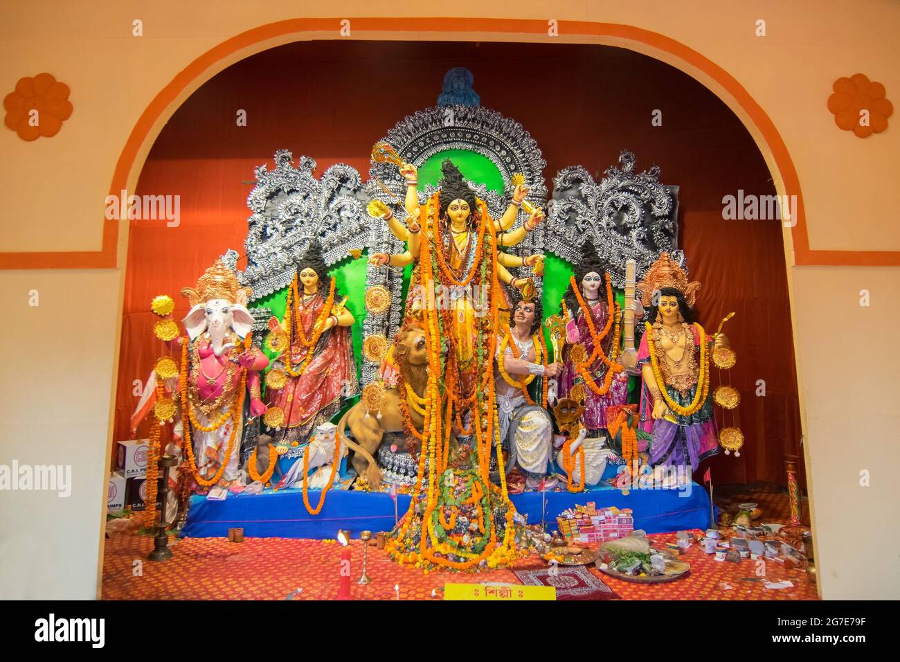 KOLKATA , INDIA - OCTOBER 21, 2015 : Beautiful interior of decorated ...