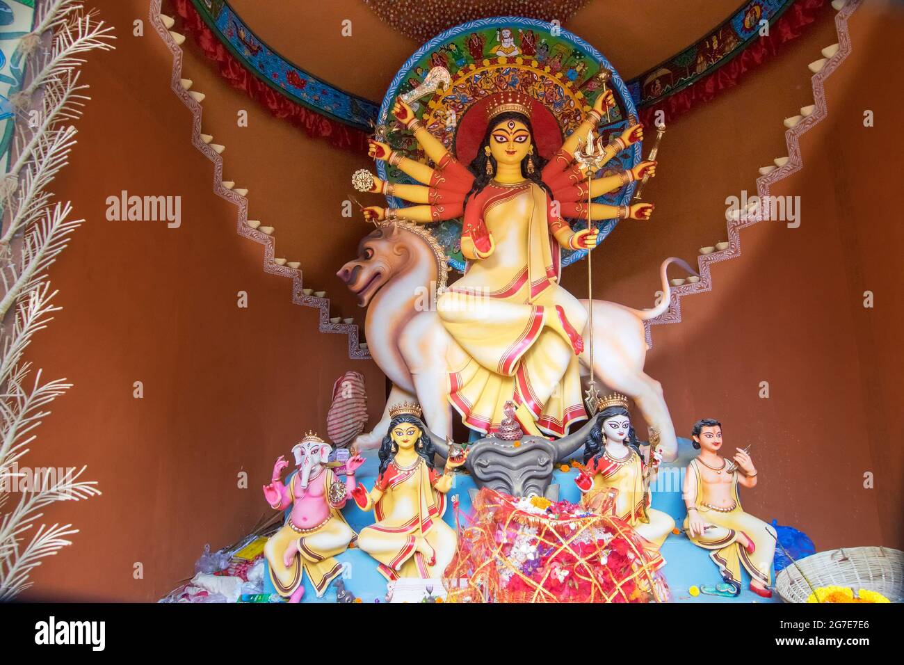 KOLKATA , INDIA - OCTOBER 21, 2015 : Beautifully interior of decorated ...