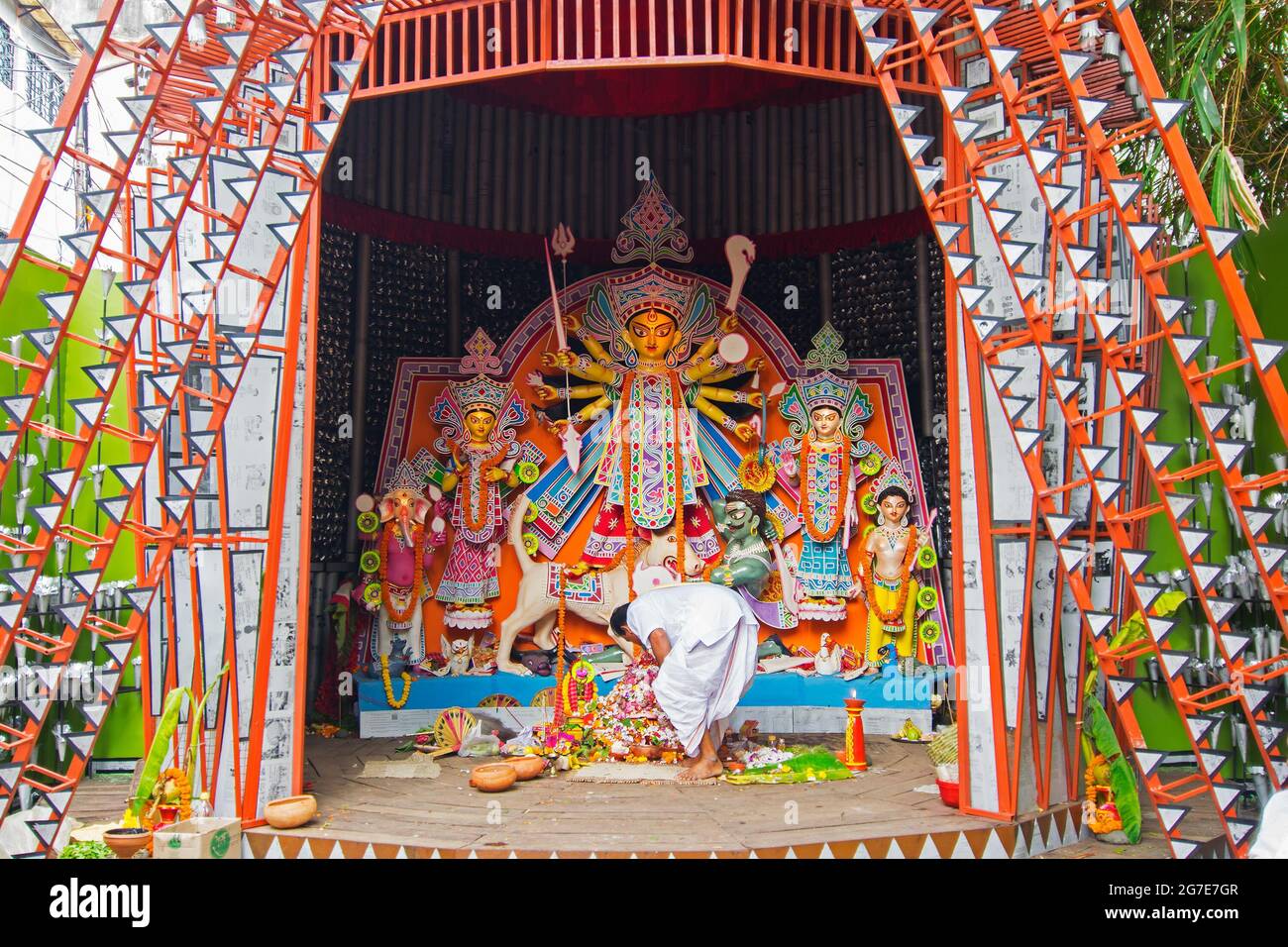 KOLKATA , INDIA - OCTOBER 21, 2015 : Beautifully interior of decorated ...