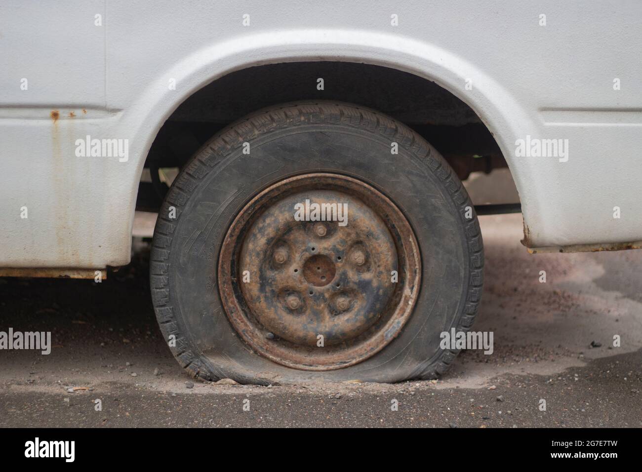 A deflated car wheel. Punctured tire. Old car Stock Photo - Alamy